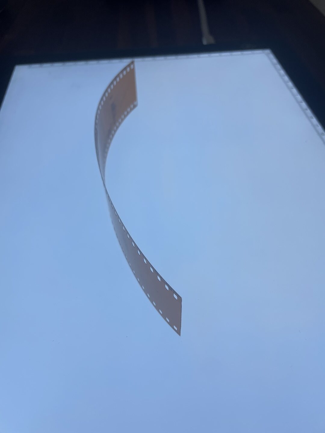 How to identify the emulsion side of the film (with photos) – 35milly